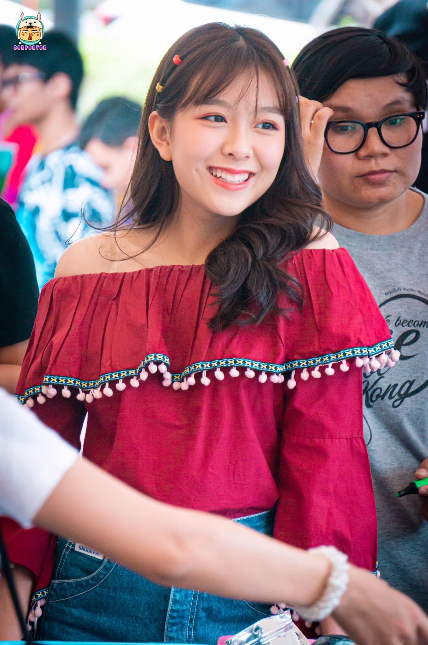 MEWNICH BNK48 : ไหล่