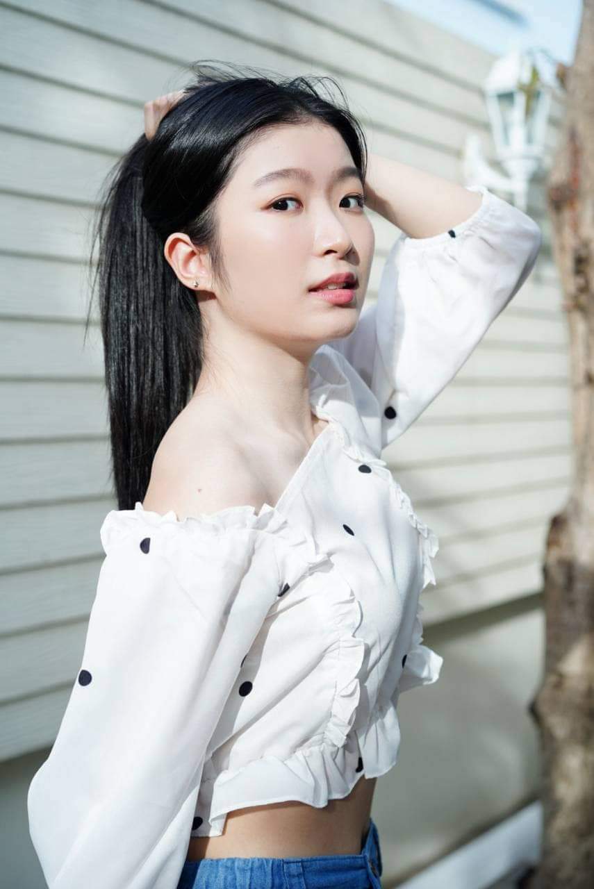 Stang BNK48 ( สตางค์ ) ไหล่