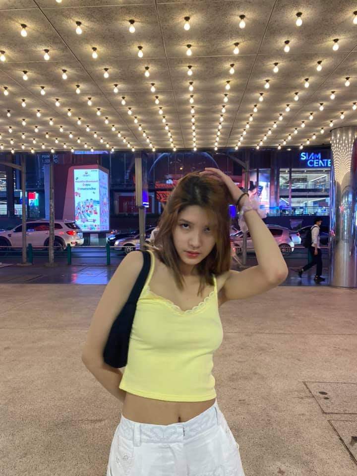 Deenee Pimnipa (ดีนี่) เหลือง