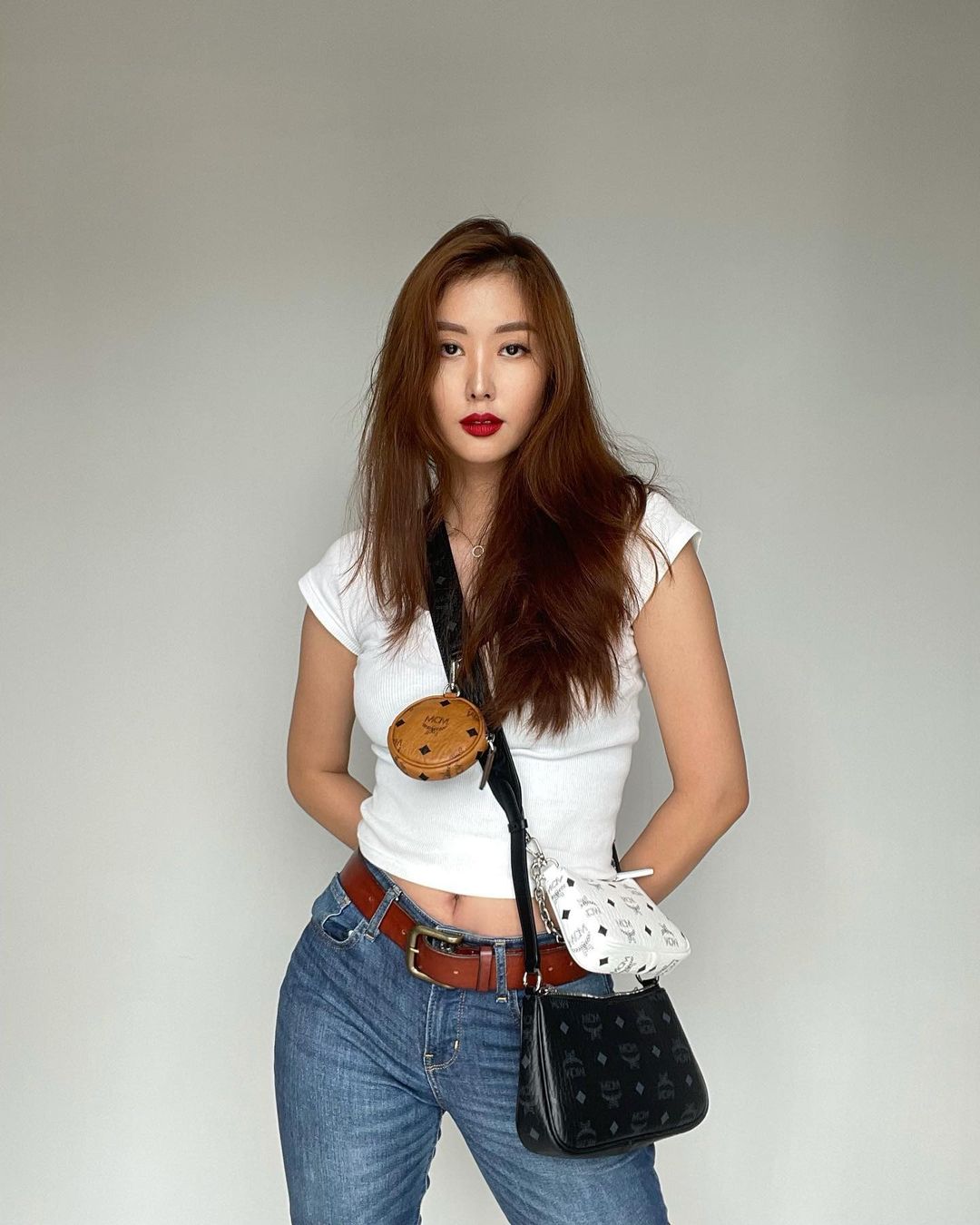 คุณยิปโซ เสื้อขาว 4 รูป