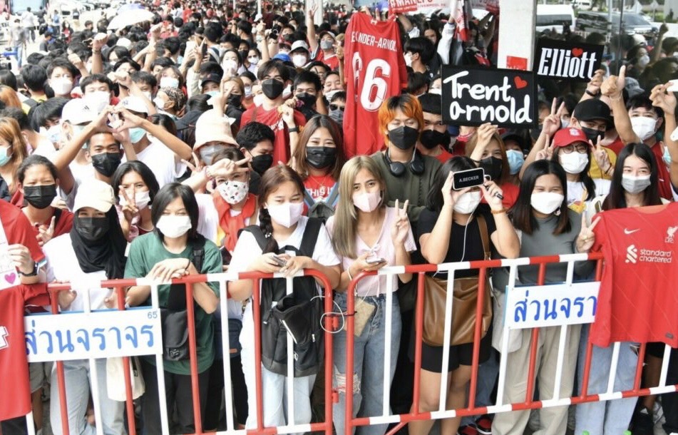 บังโม นำทัพ เดอะ ค็อปแห่ต้อนรับ “หงส์แดง” ถึงไทยพร้อมดวลแดงเดือด