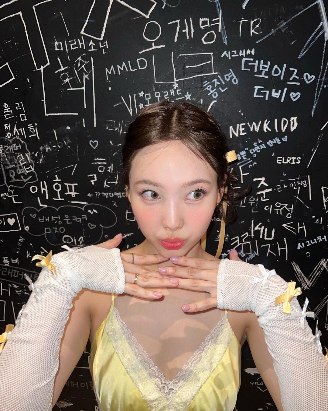 Nayeon Twice 6 รูป สีเหลือง...เยลโล่ว