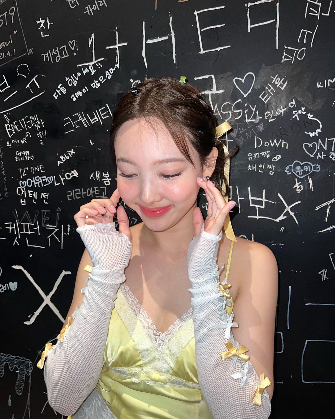 Nayeon Twice 6 รูป สีเหลือง...เยลโล่ว