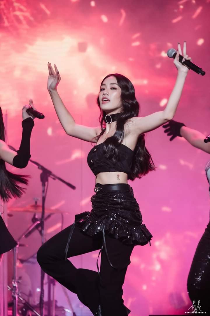 น้องมายด์ 4EVE on stage 1 set