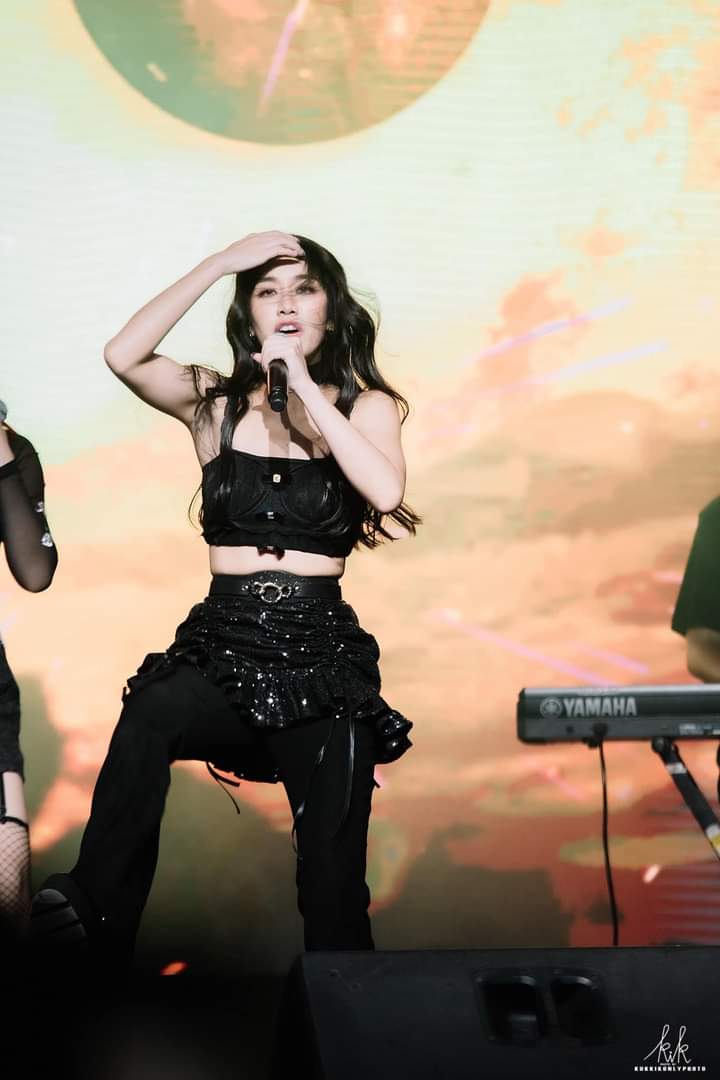 น้องมายด์ 4EVE on stage 1 set