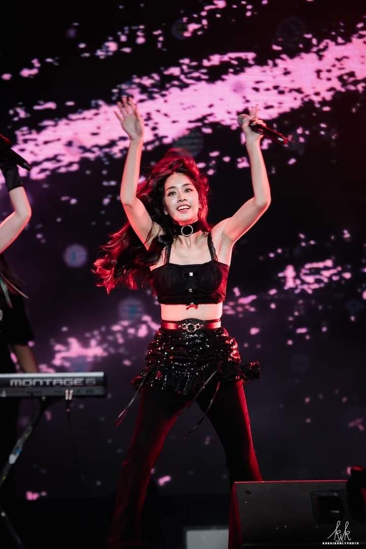 น้องมายด์ 4EVE on stage 1 set