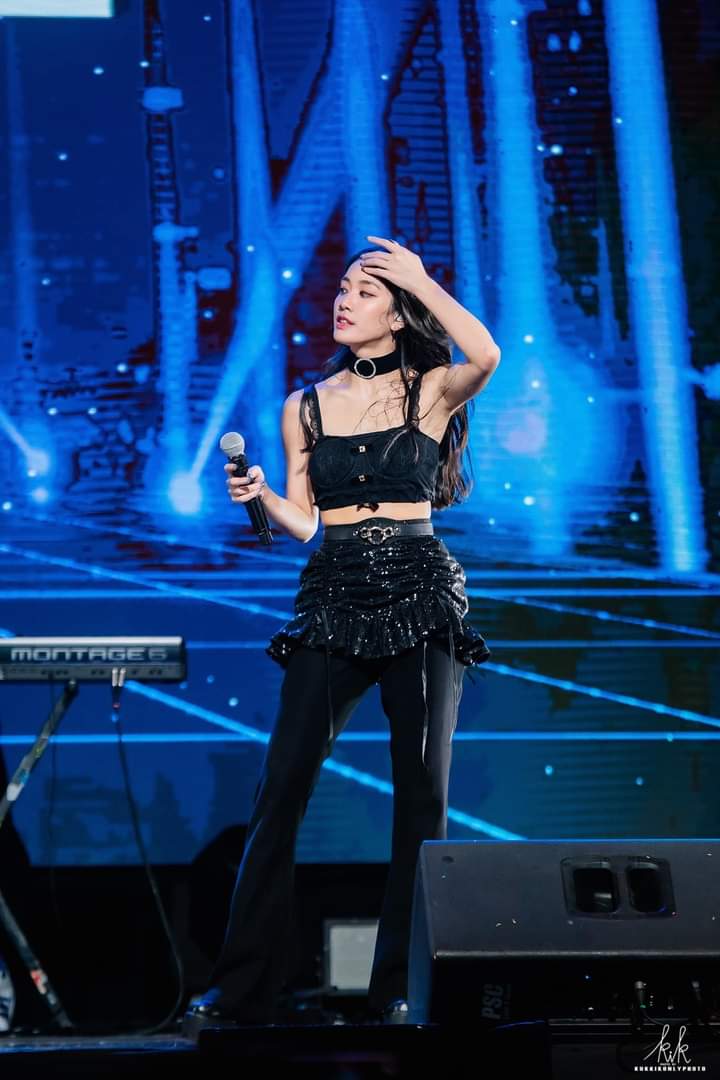 น้องมายด์ 4EVE on stage 1 set