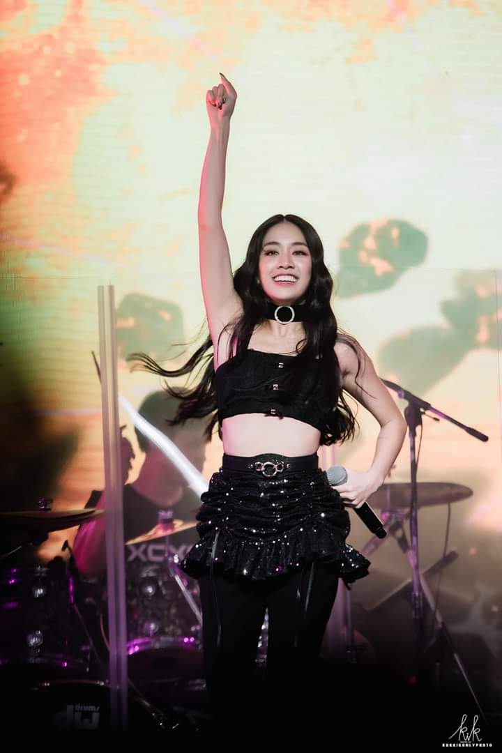 น้องมายด์ 4EVE on stage 1 set