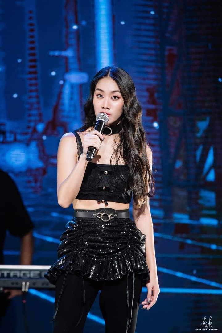 น้องมายด์ 4EVE on stage 1 set