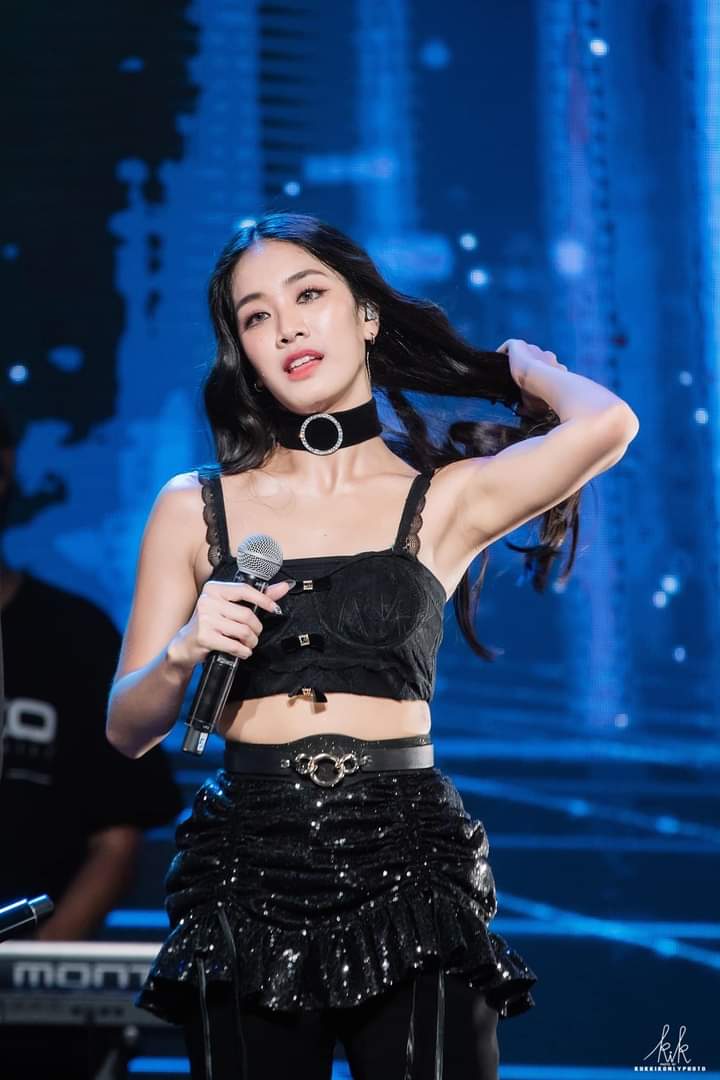 น้องมายด์ 4EVE on stage 1 set