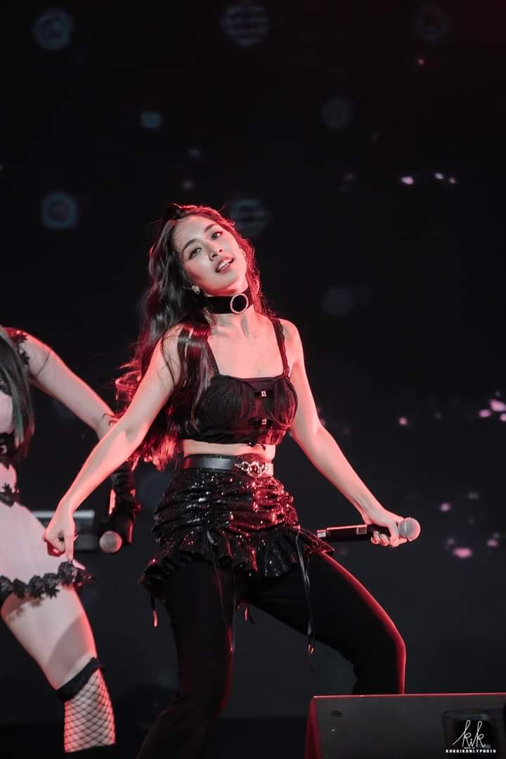 น้องมายด์ 4EVE on stage 1 set