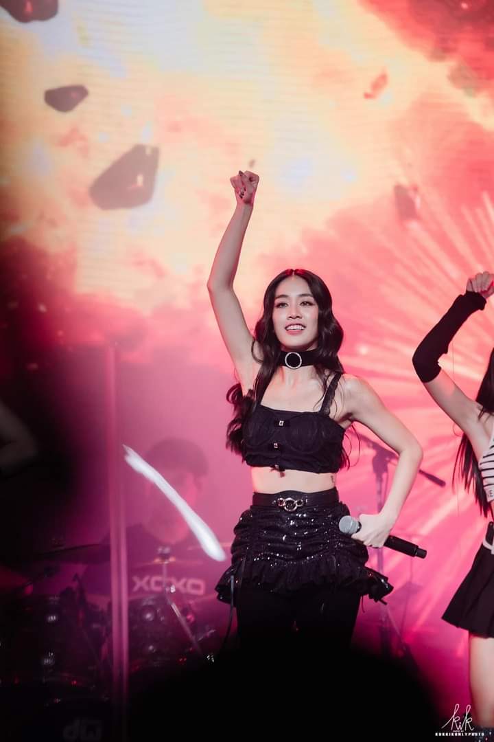 น้องมายด์ 4EVE on stage 1 set