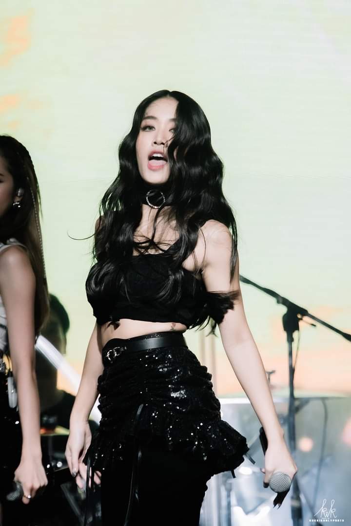 น้องมายด์ 4EVE on stage 1 set