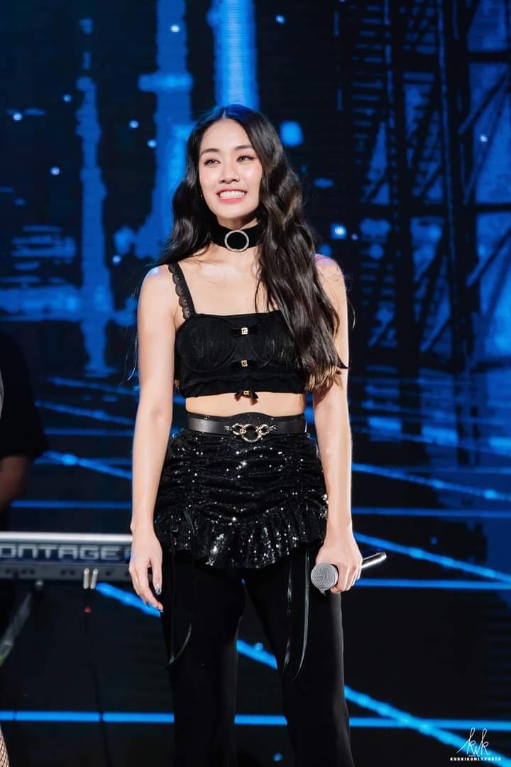 น้องมายด์ 4EVE on stage 1 set