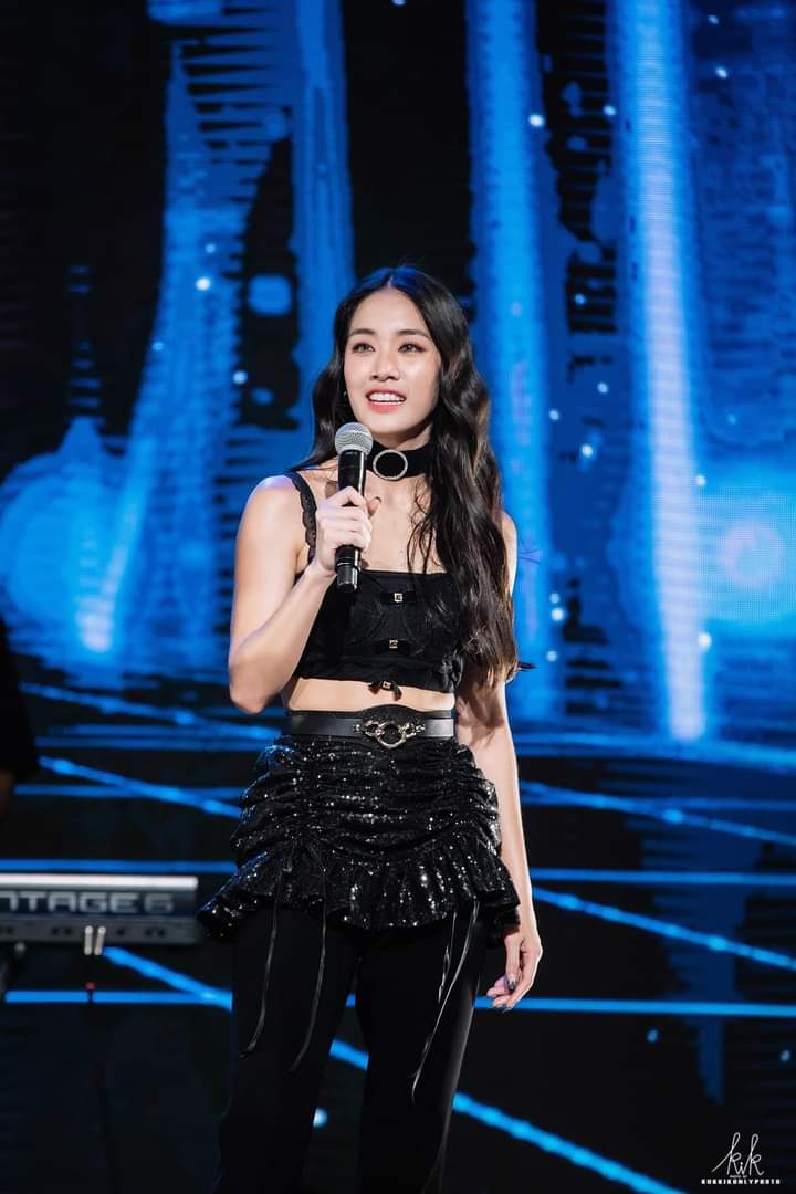 น้องมายด์ 4EVE on stage 1 set