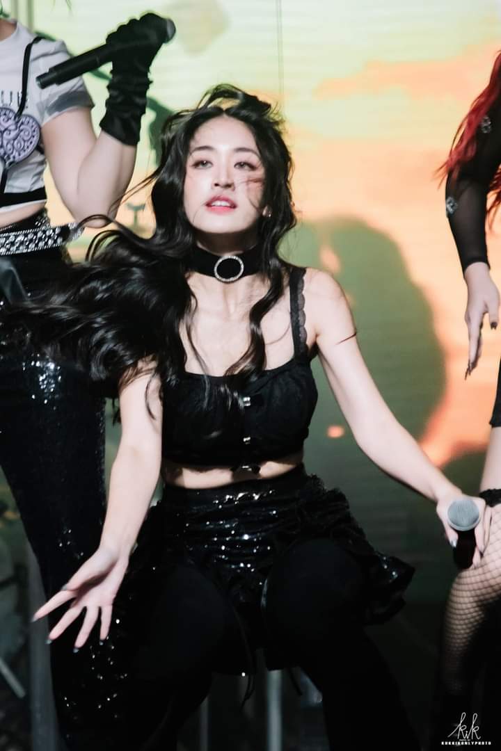 น้องมายด์ 4EVE on stage 1 set