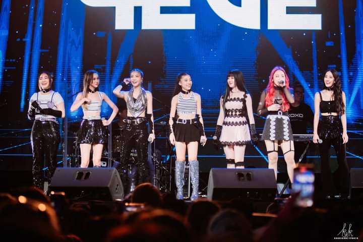 น้องมายด์ 4EVE on stage 1 set