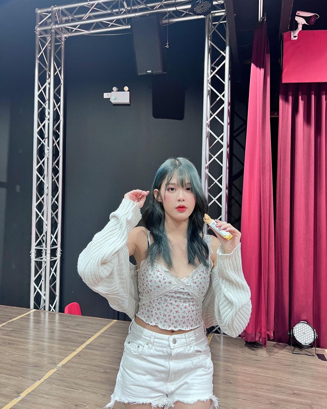 น้องโมบาย BNK48 4 รูป