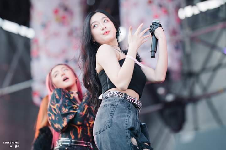 น้องอ๊ะอาย กรณิศ on stage 1 set (5G WARNING)