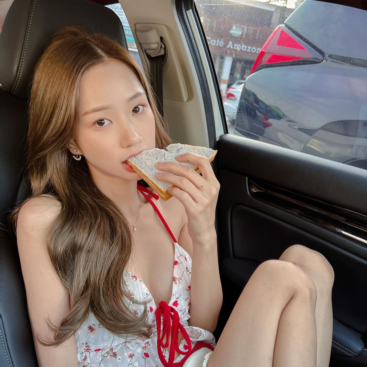 น้องนิว nn.nungnew กินขนมปัง 2 รูป