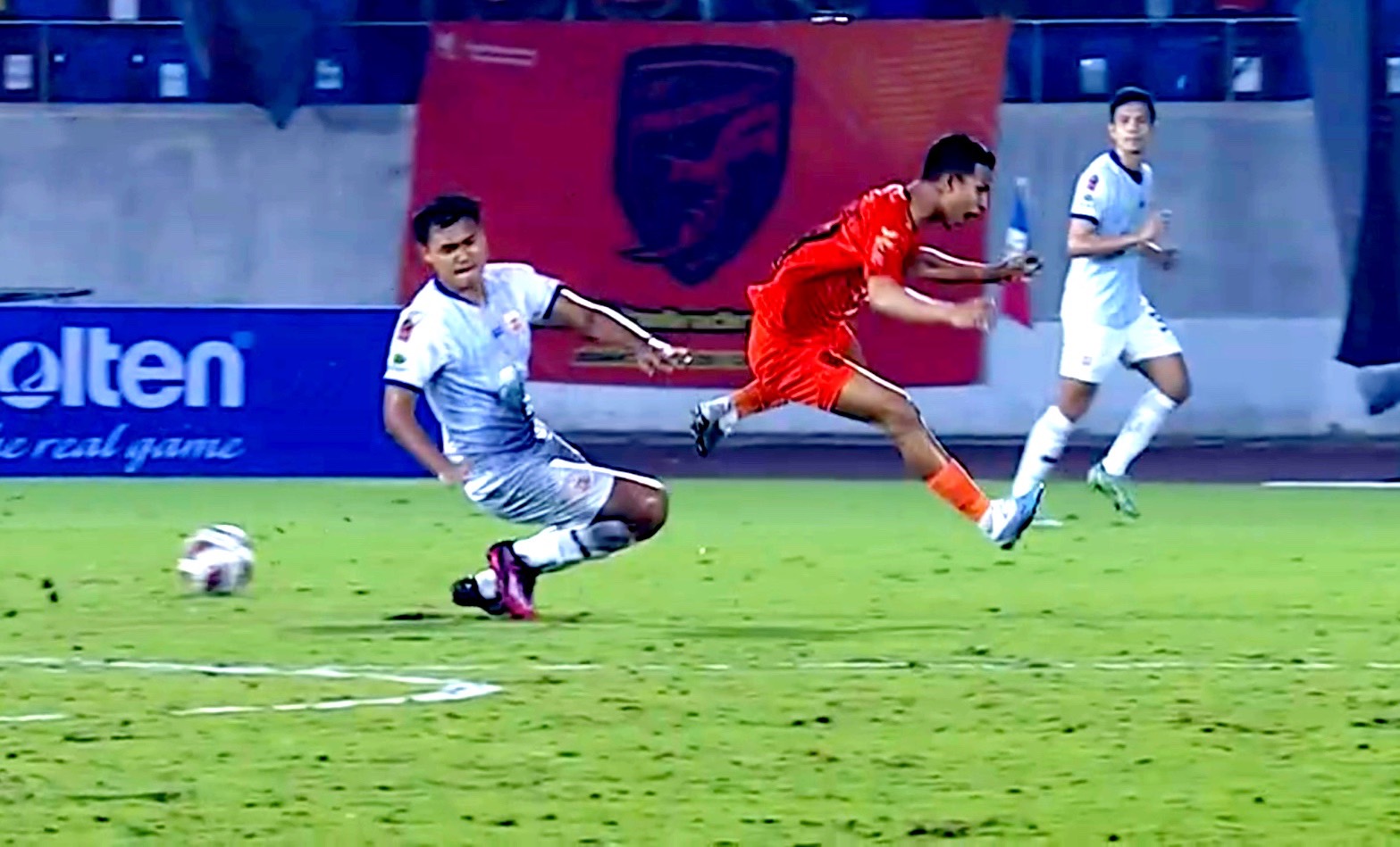 กินกันไม่ลง! "ราชันโคขาว" บุกหนักจบไม่คมแค่เจ๊า "ต่อพิฆาต" 0-0