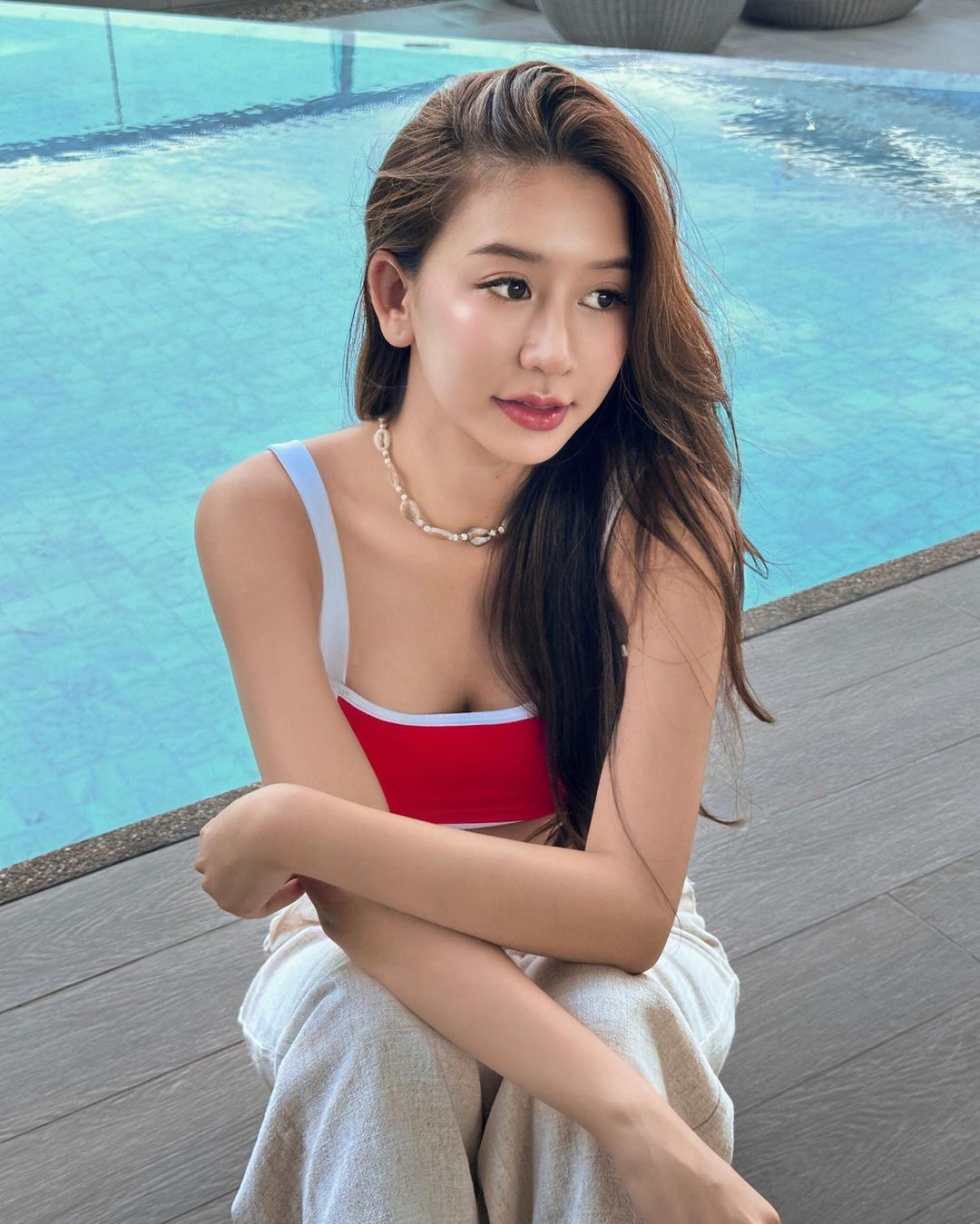 น้องแพรวา k.praewa 2 รูป ริมสระ