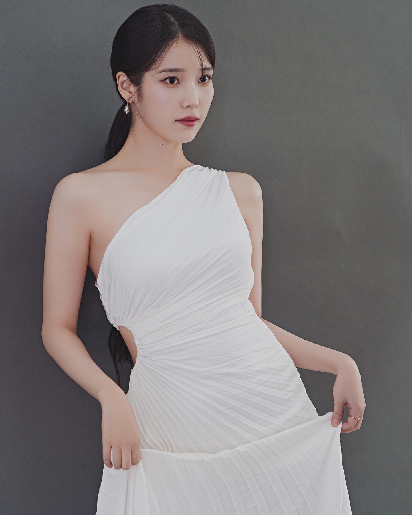 IU 4 รูป