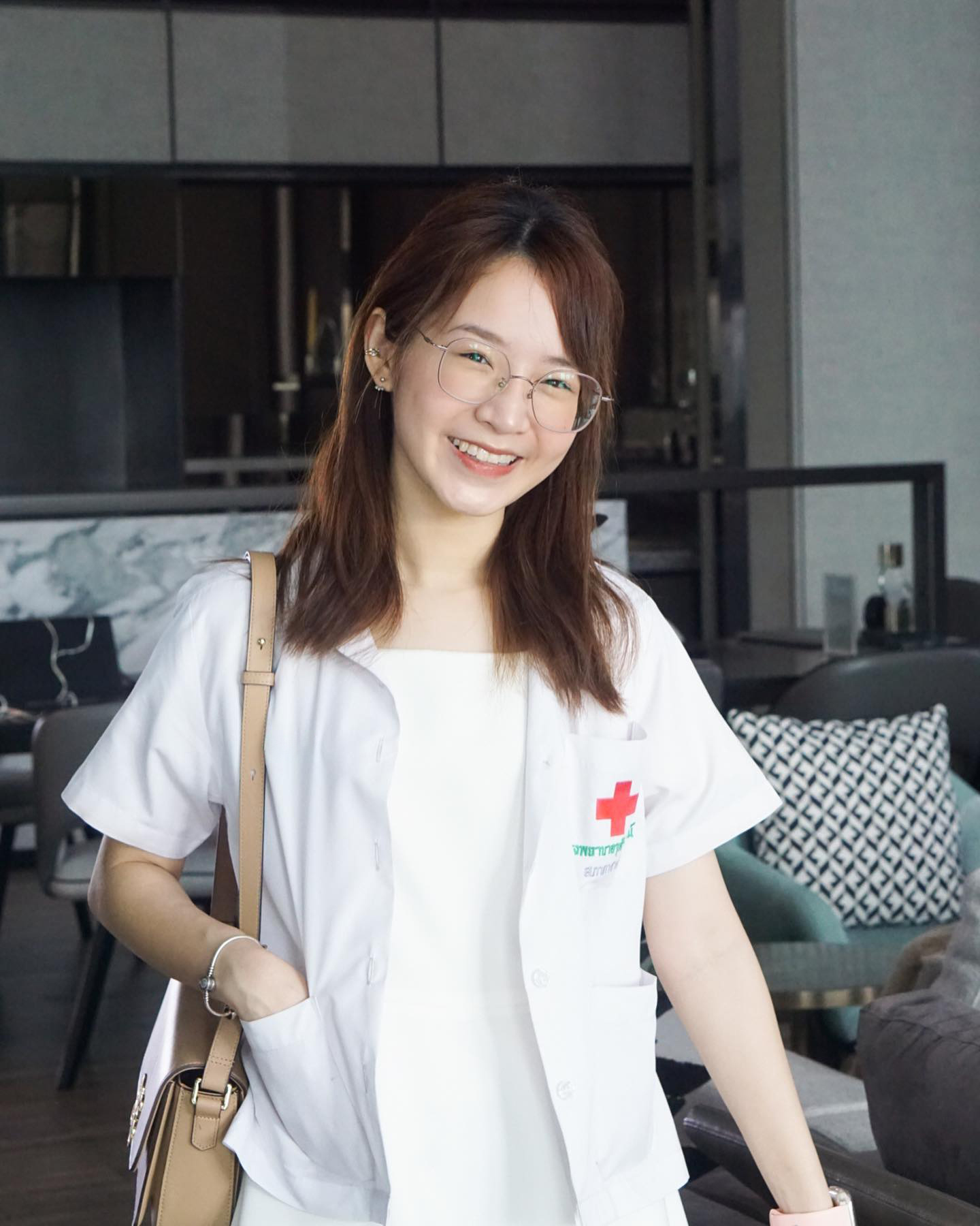 น้องหมอแอ๋ม ammriss ชุดครุย+ชุดกราวน์+ทะเลน่ารักๆ 8 รูป ♥