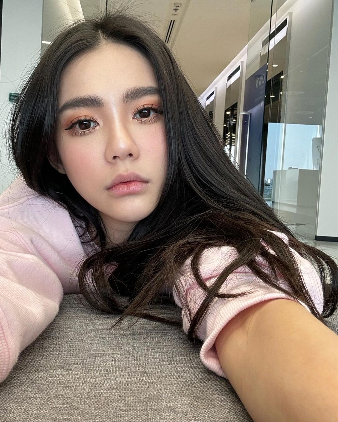 กิ๊บซี่ Girly Berry 2 รูป จ้องหน้า