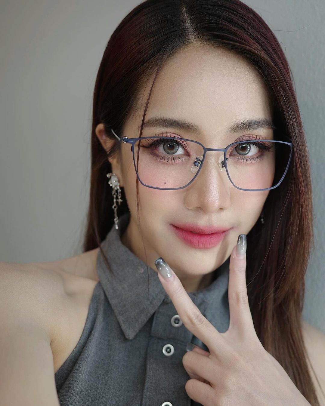 น้องมายด์ 4EVE 10 รูป ลุคสาวแว่น