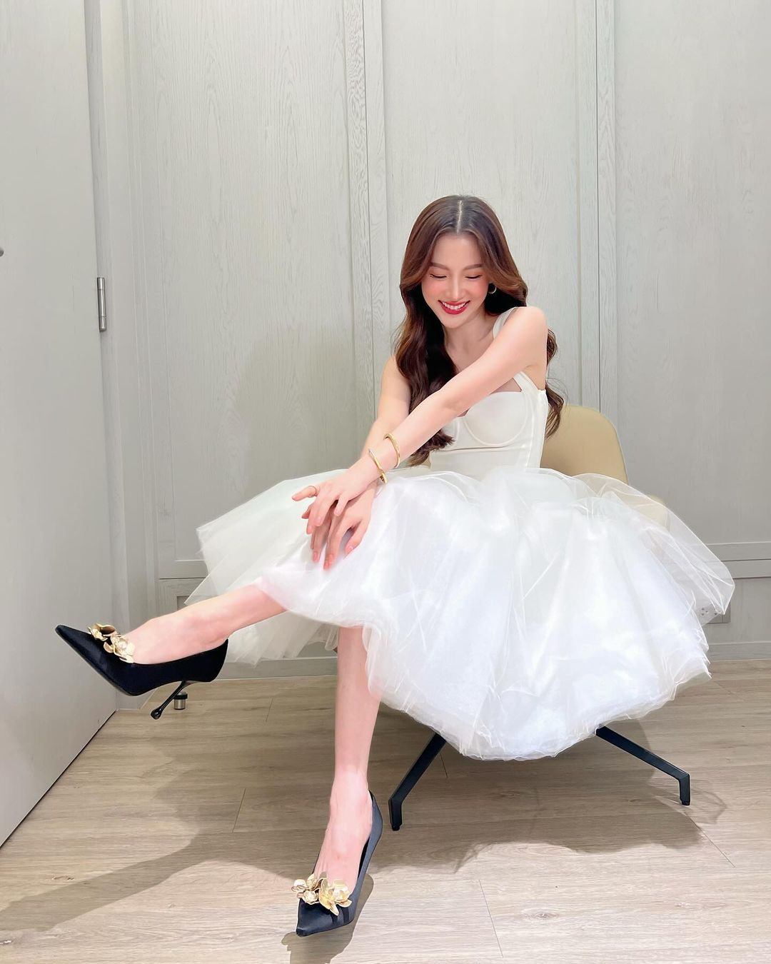 ใบเฟิร์น พิมพ์ชนก 7 รูป ราชันย์ชุดขาว