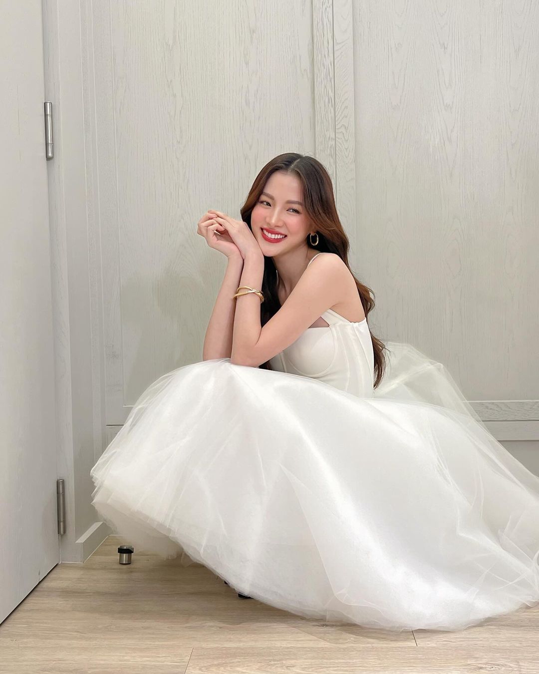 ใบเฟิร์น พิมพ์ชนก 7 รูป ราชันย์ชุดขาว