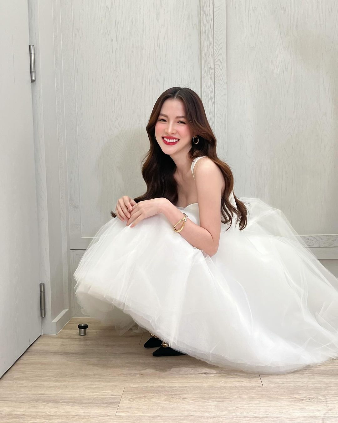 ใบเฟิร์น พิมพ์ชนก 7 รูป ราชันย์ชุดขาว