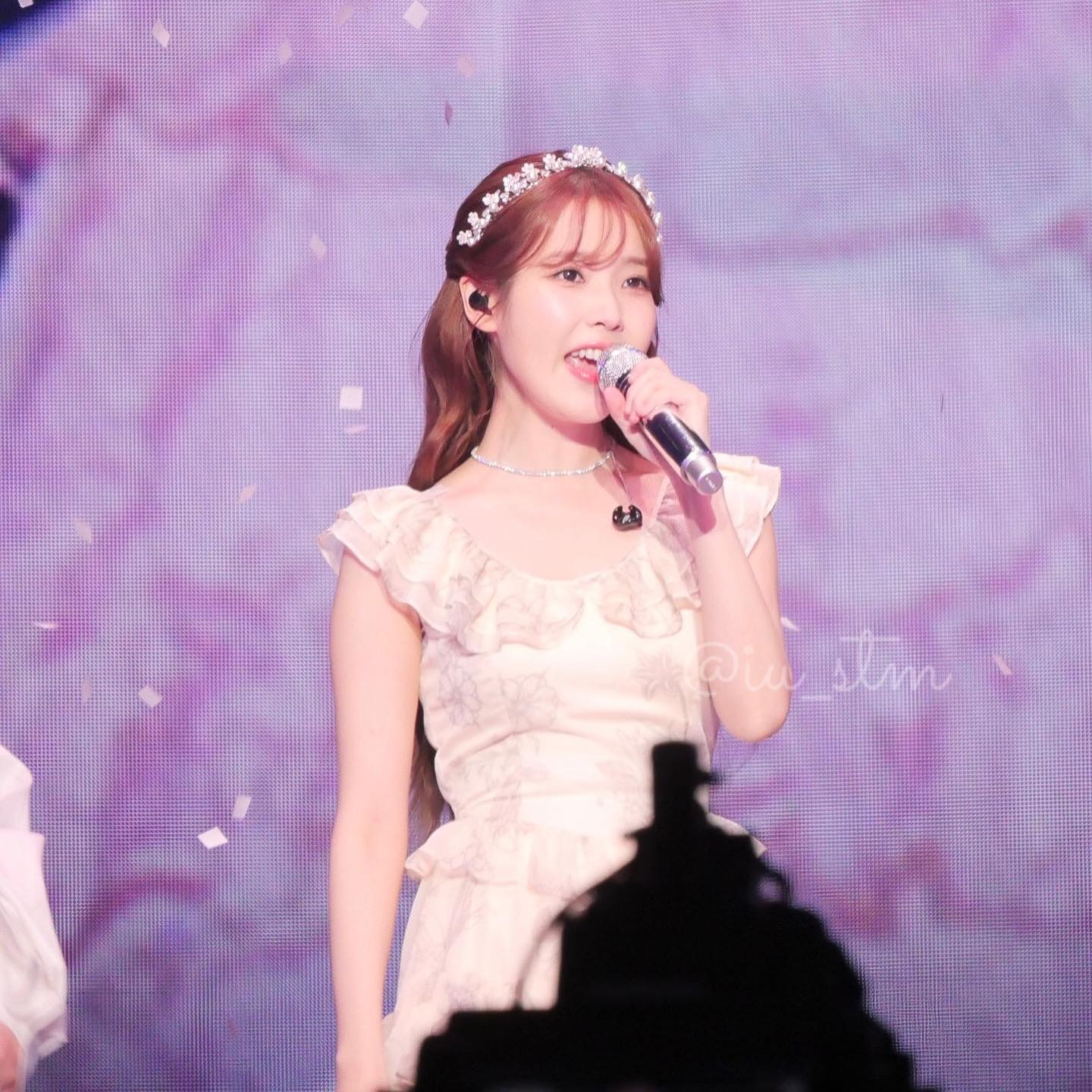 IU 8 รูป