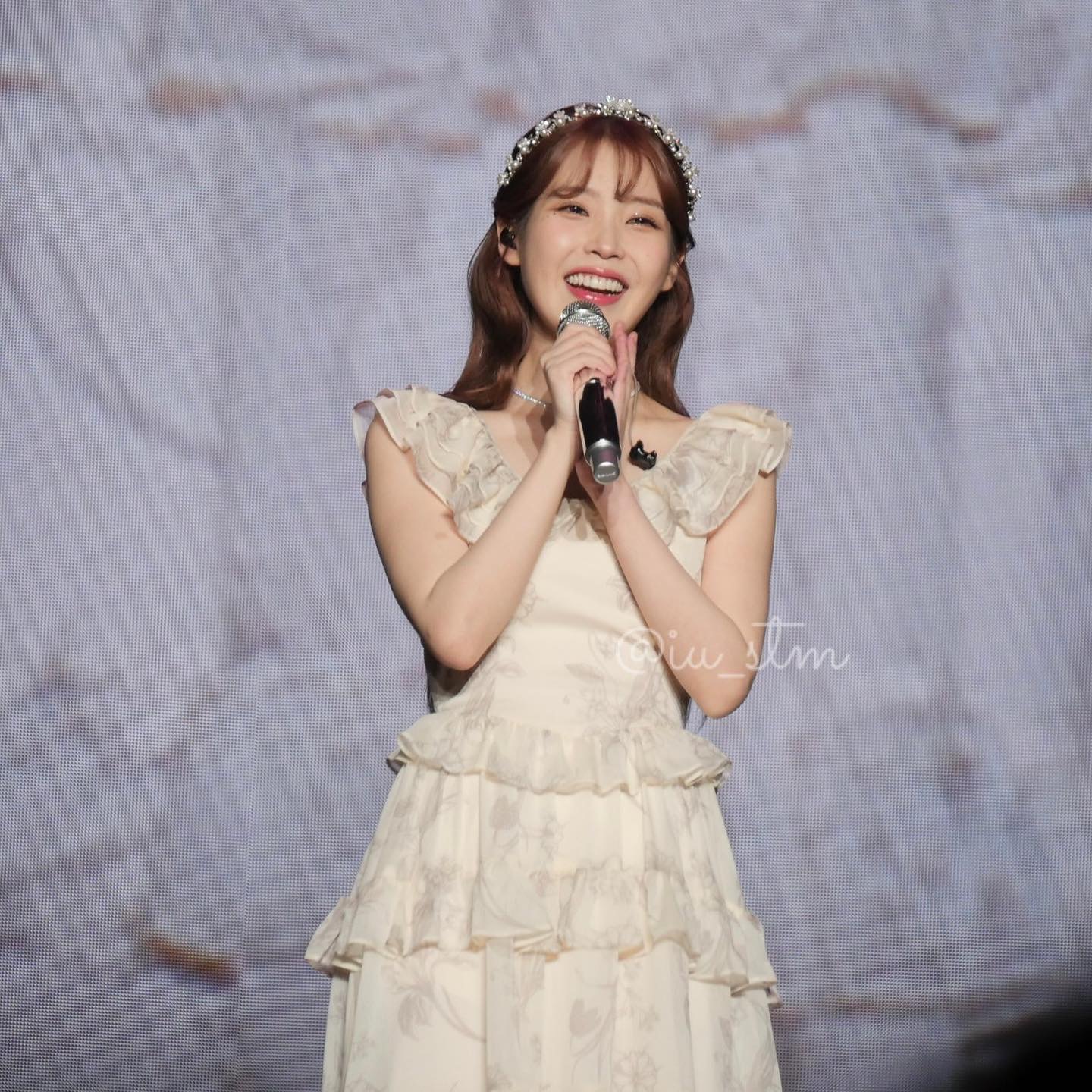 IU 8 รูป