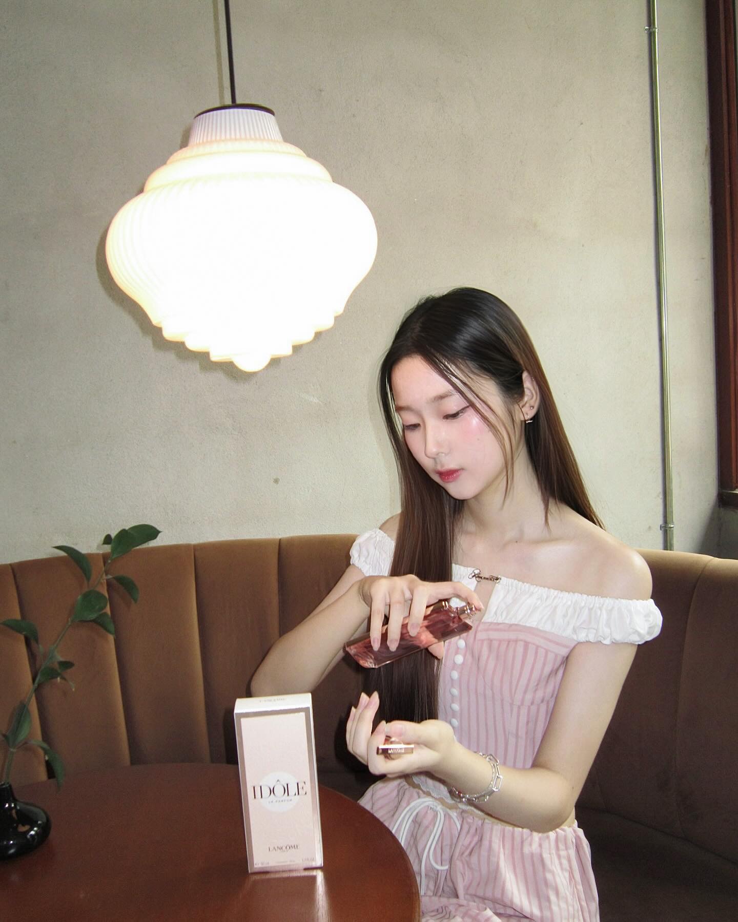 น้องพิม pimkrp ฉีดน้ำหอม 4 รูป