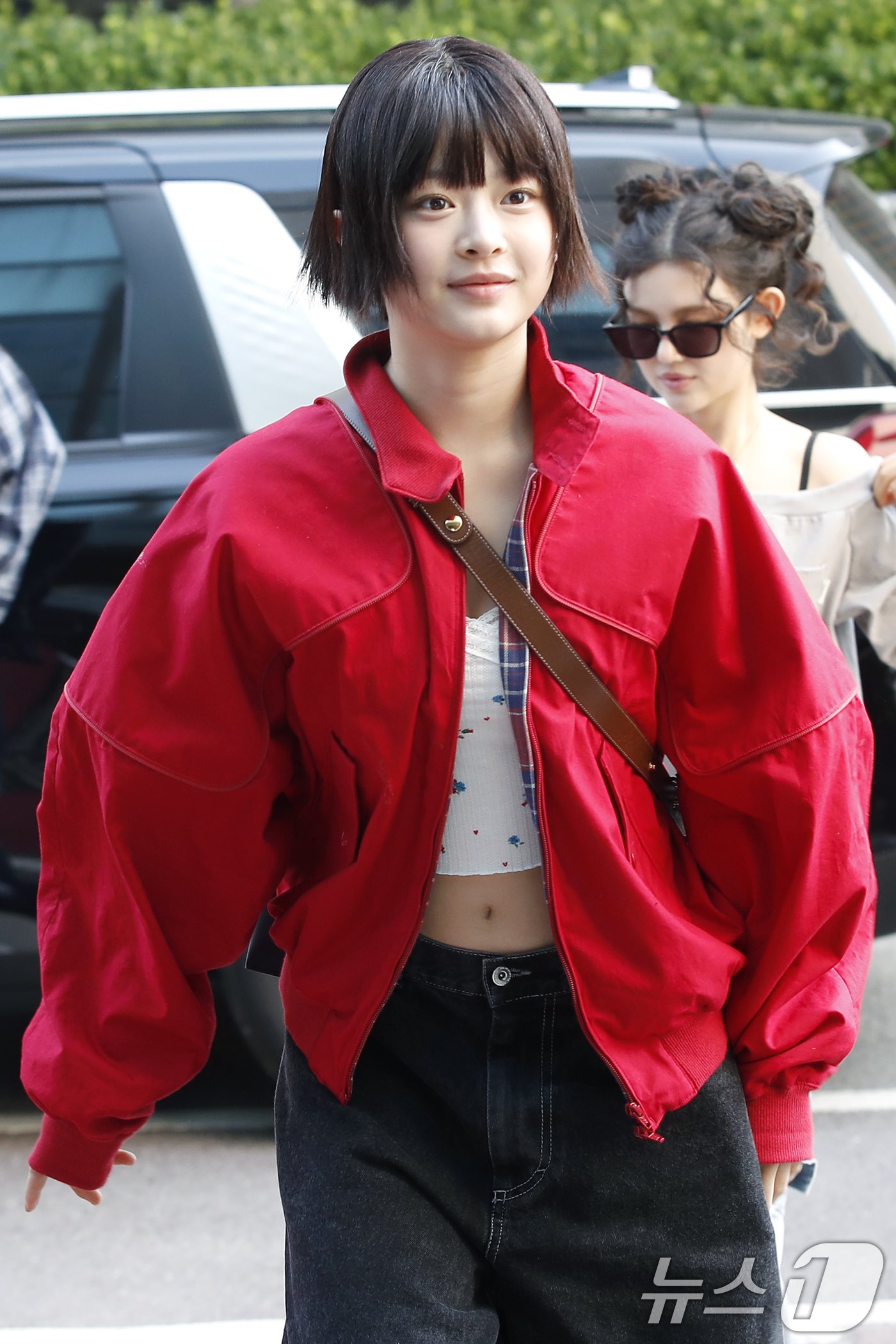 Hanni NewJeans 4 รูป + GIF