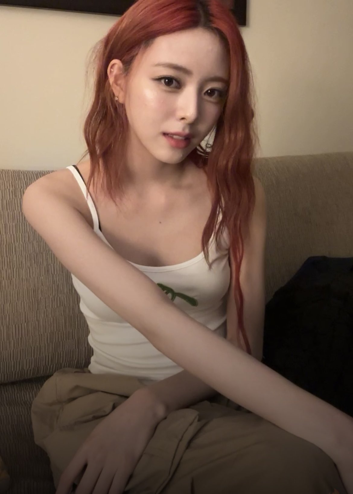 Yuna ITZY 5 รูป + 6 GIF | ก่อนนอน