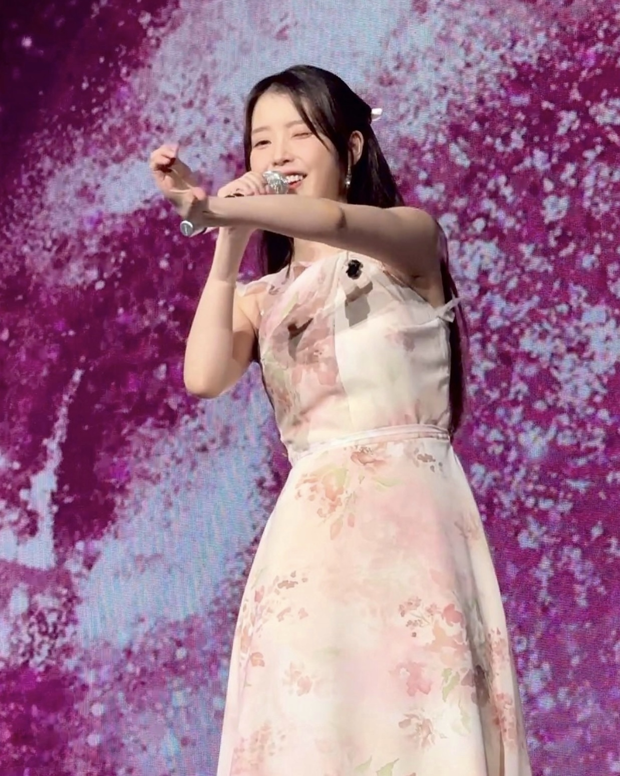 IU 8 รูป
