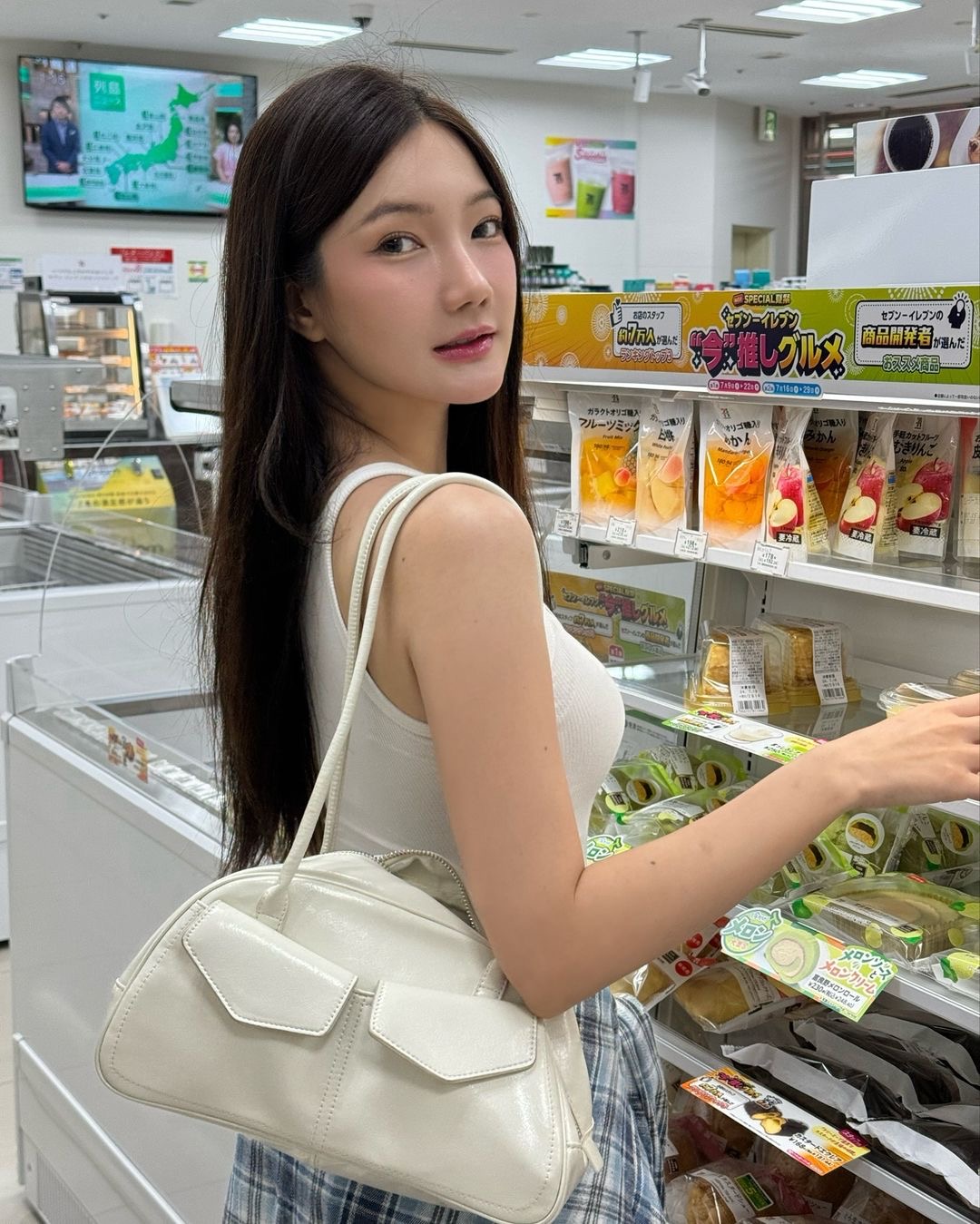 ครีม Creamlike 8 รูป เสื้อกล้ามขาว