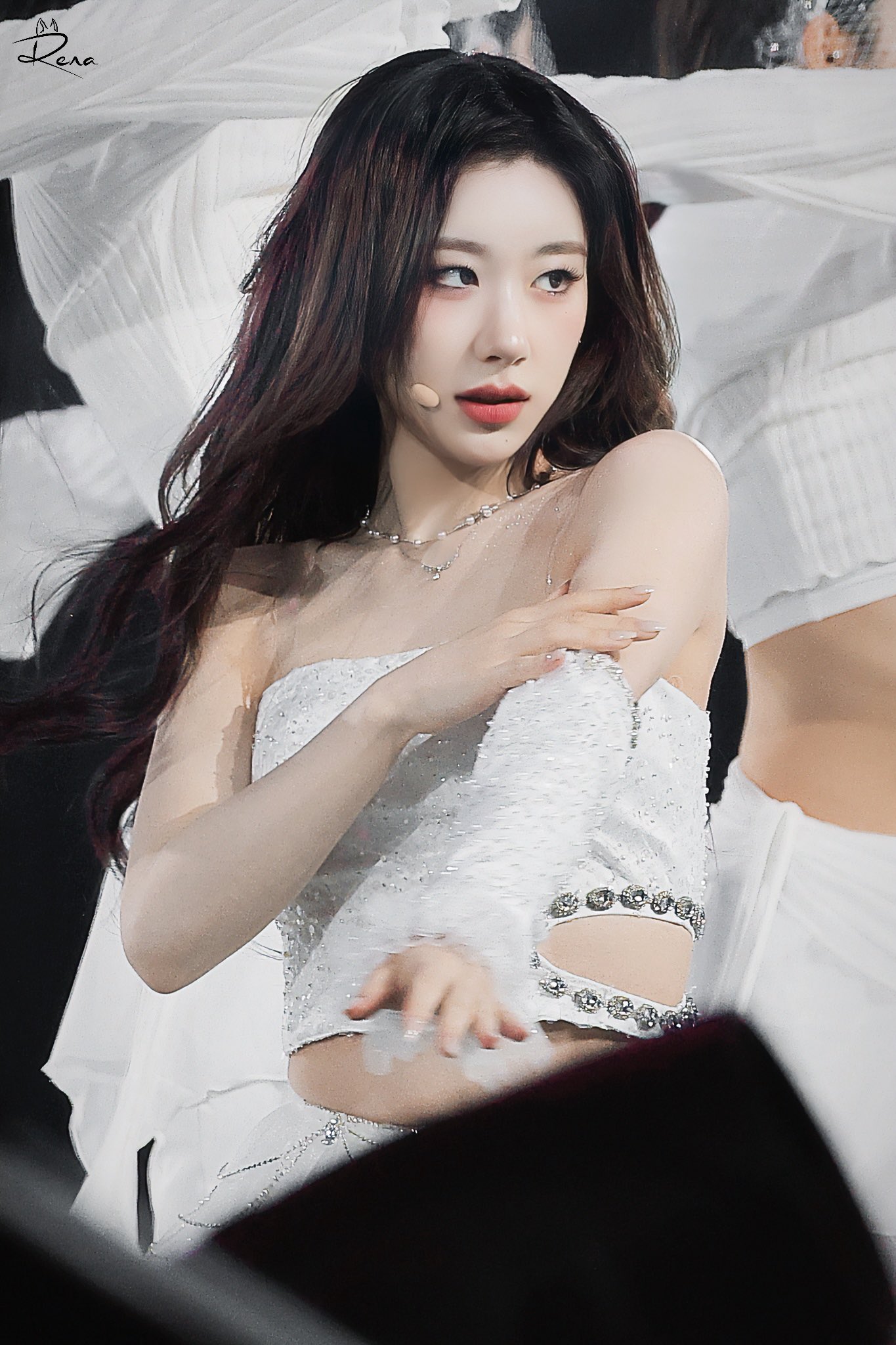 Chaeryeong ITZY :: สาวหมวยชุดขาว 1 Set