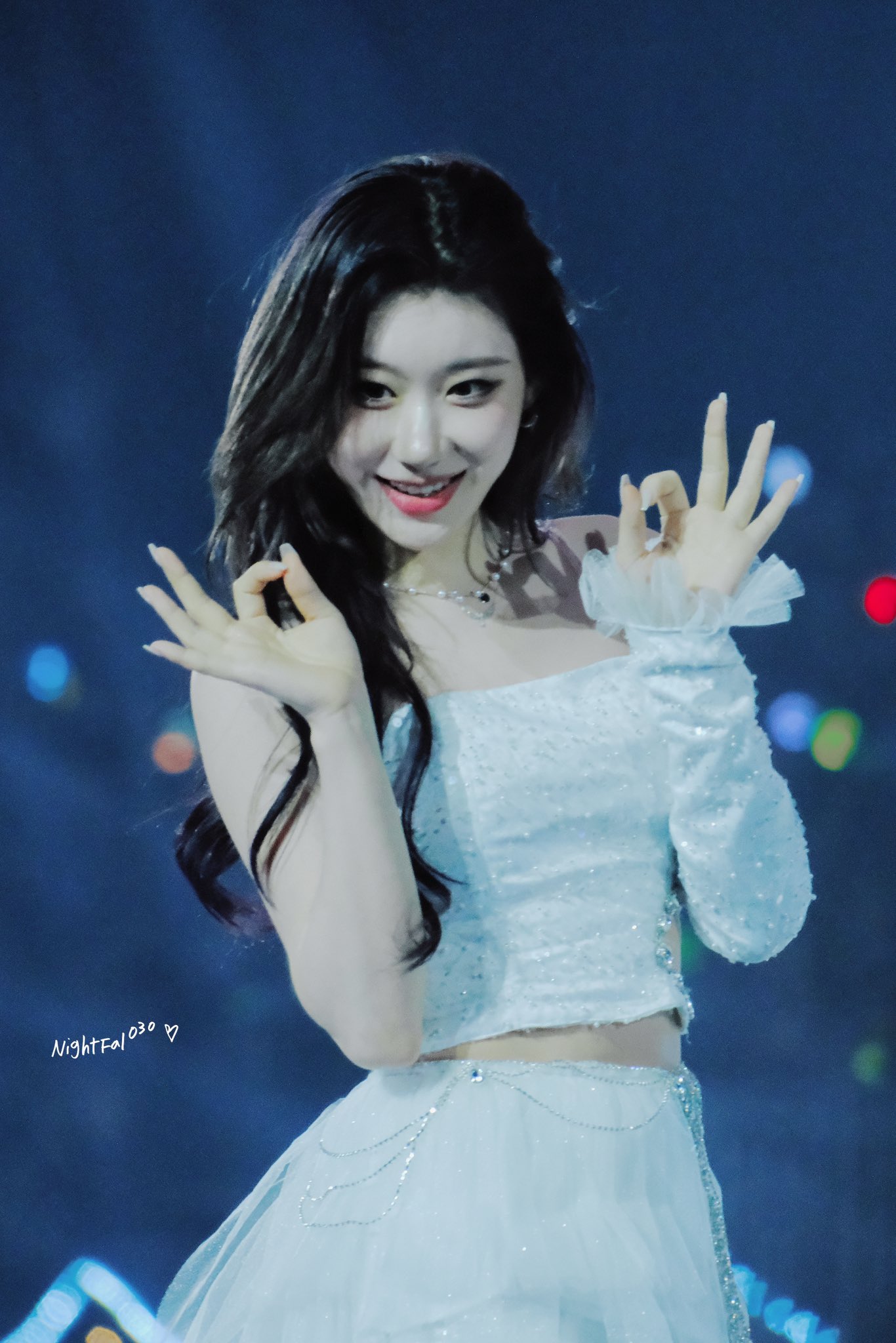 Chaeryeong ITZY :: สาวหมวยชุดขาว 1 Set