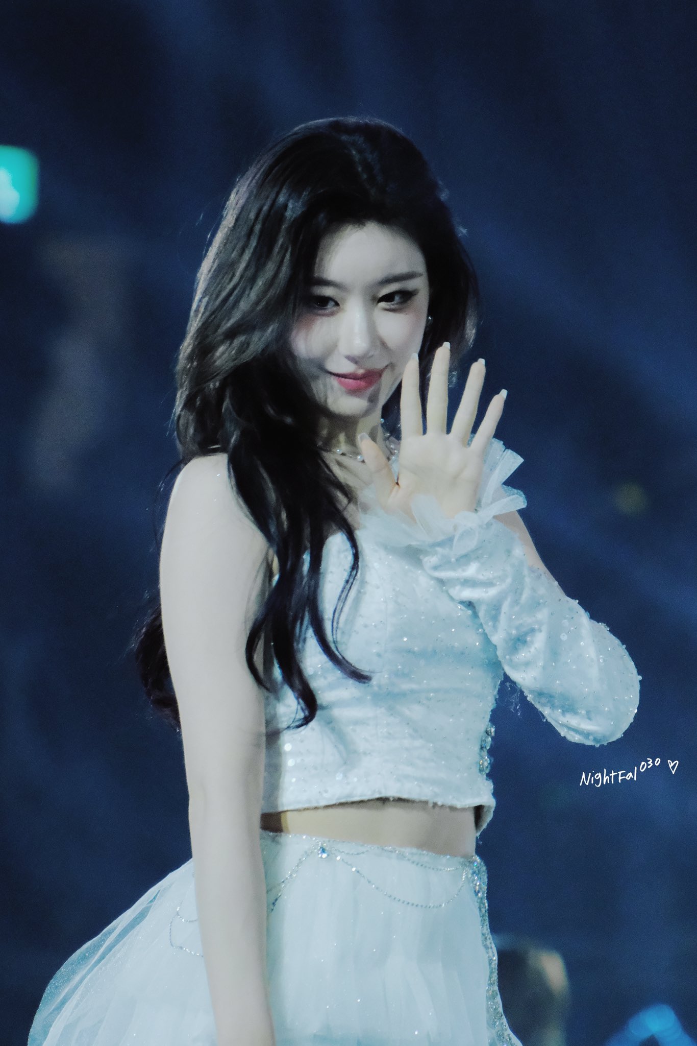 Chaeryeong ITZY :: สาวหมวยชุดขาว 1 Set