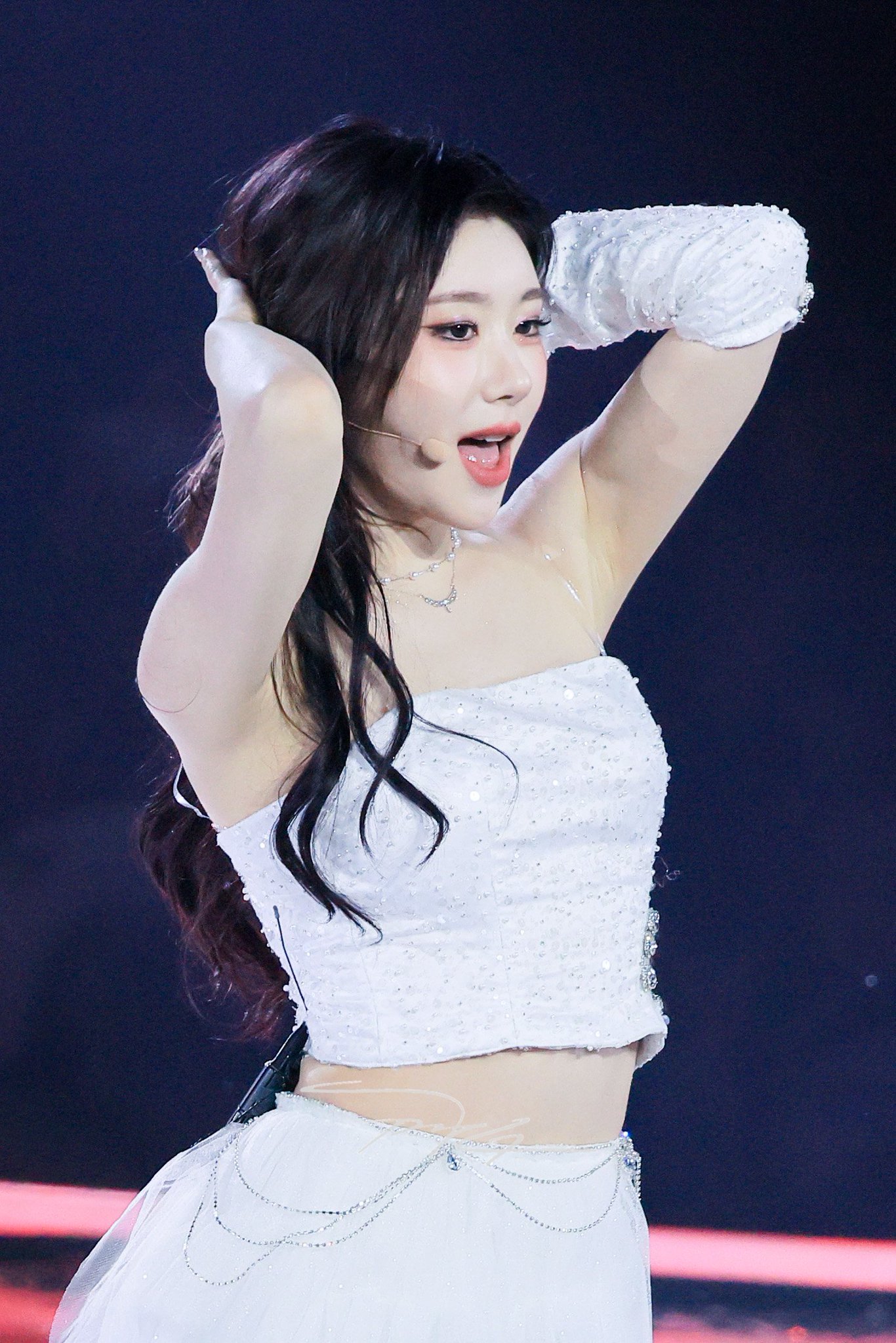 Chaeryeong ITZY :: สาวหมวยชุดขาว 1 Set